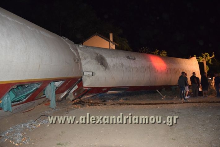 Εικόνες-σοκ από τον εκτροχιασμό του τρένου - Γκρέμισε σπίτι (ΦΩΤΟ ...