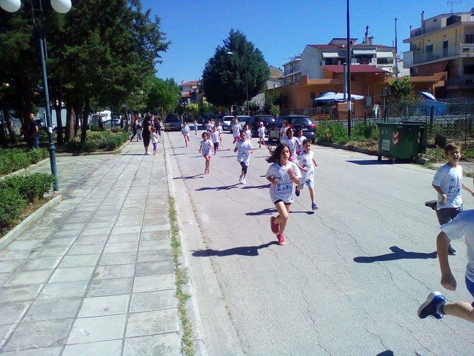Παιδιά έτρεξαν στον Άγιο Θωμά (ΦΩΤΟ) - larissanet.gr