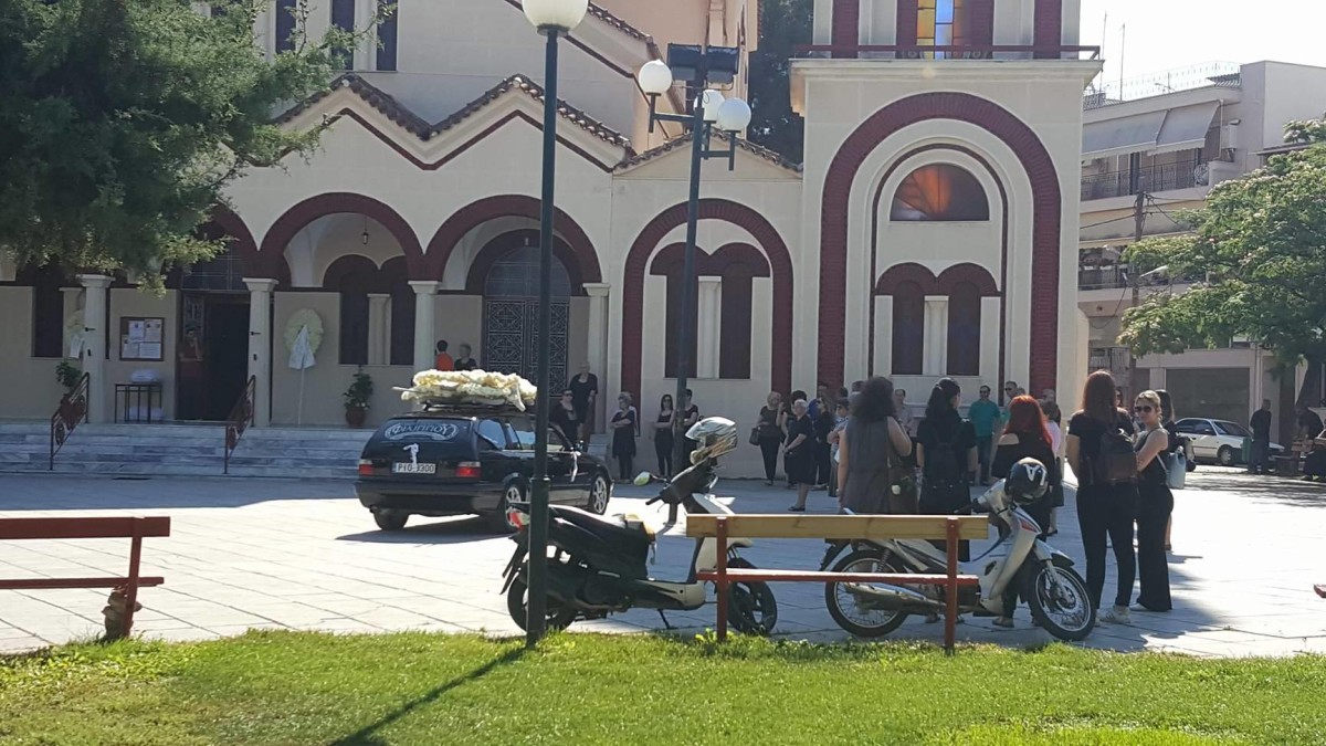 Ανείπωτη θλίψη στην κηδεία της 24χρονης Χριστίνας (ΦΩΤΟ) - larissanet.gr
