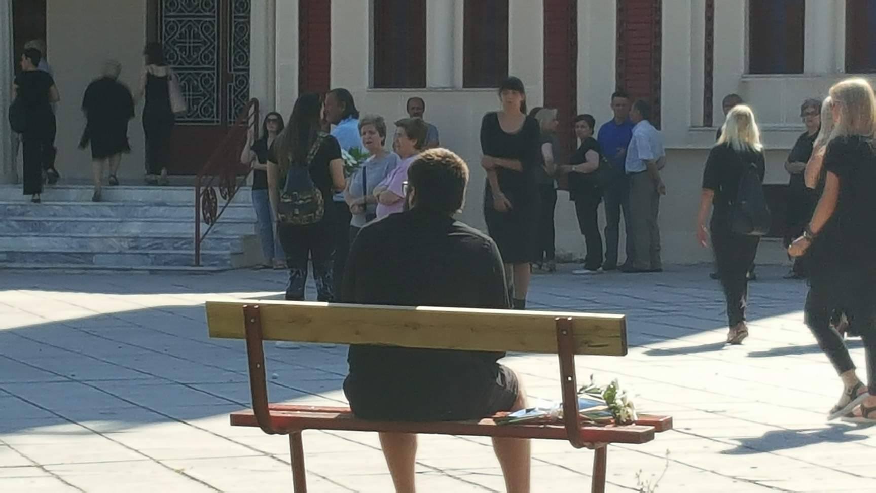 Ανείπωτη θλίψη στην κηδεία της 24χρονης Χριστίνας (ΦΩΤΟ) - larissanet.gr