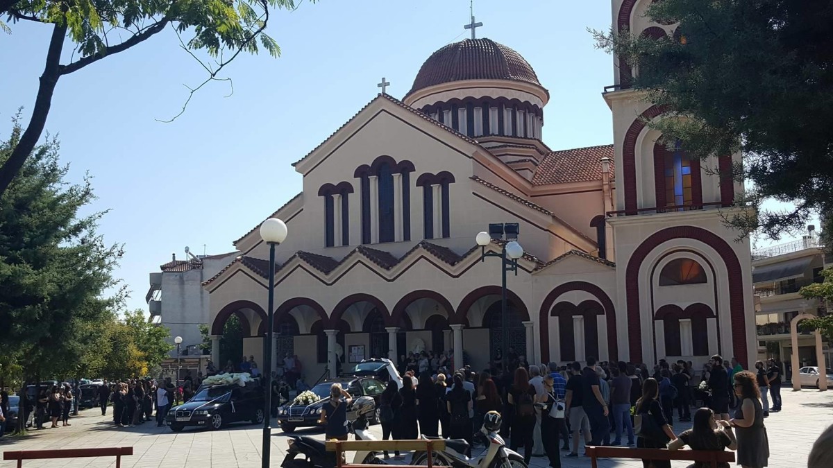 Ανείπωτη θλίψη στην κηδεία της 24χρονης Χριστίνας (ΦΩΤΟ) - larissanet.gr