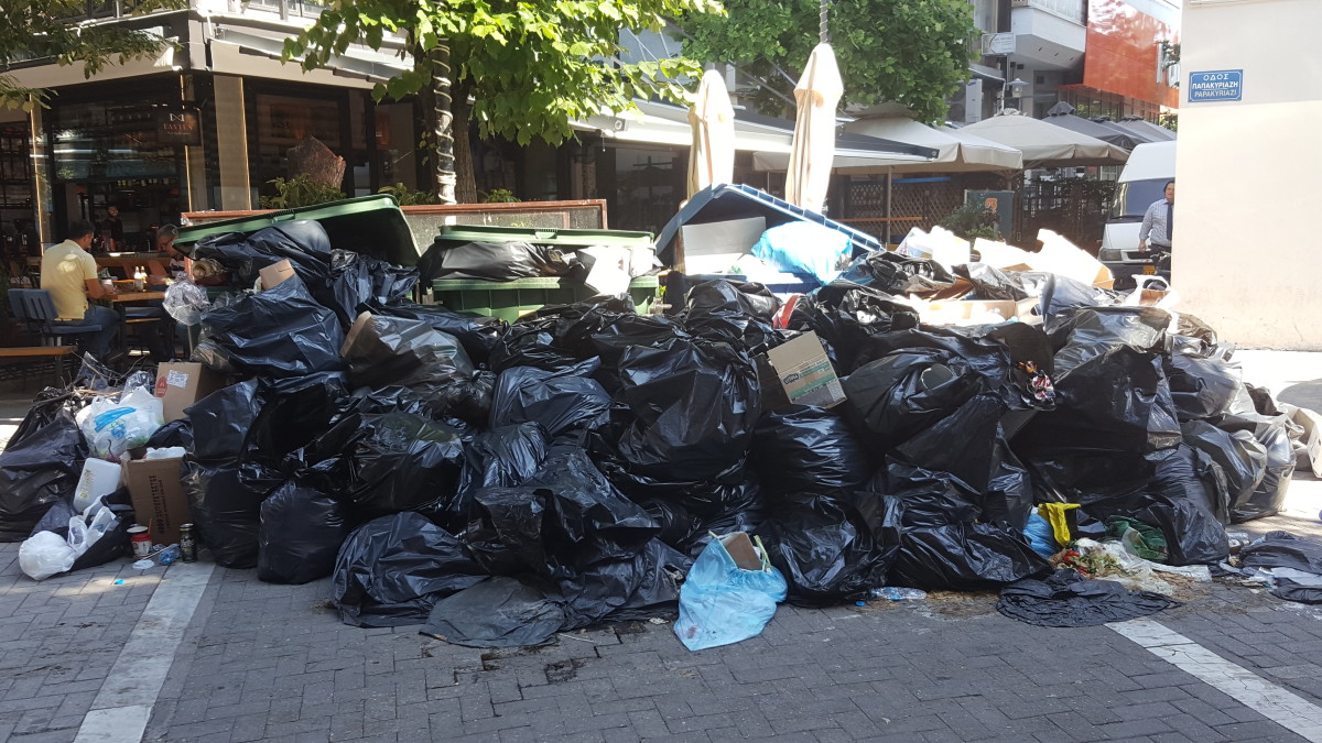 «Βουνά» από σκουπίδια... πνίγουν τη Λάρισα (ΦΩΤΟ) - larissanet.gr