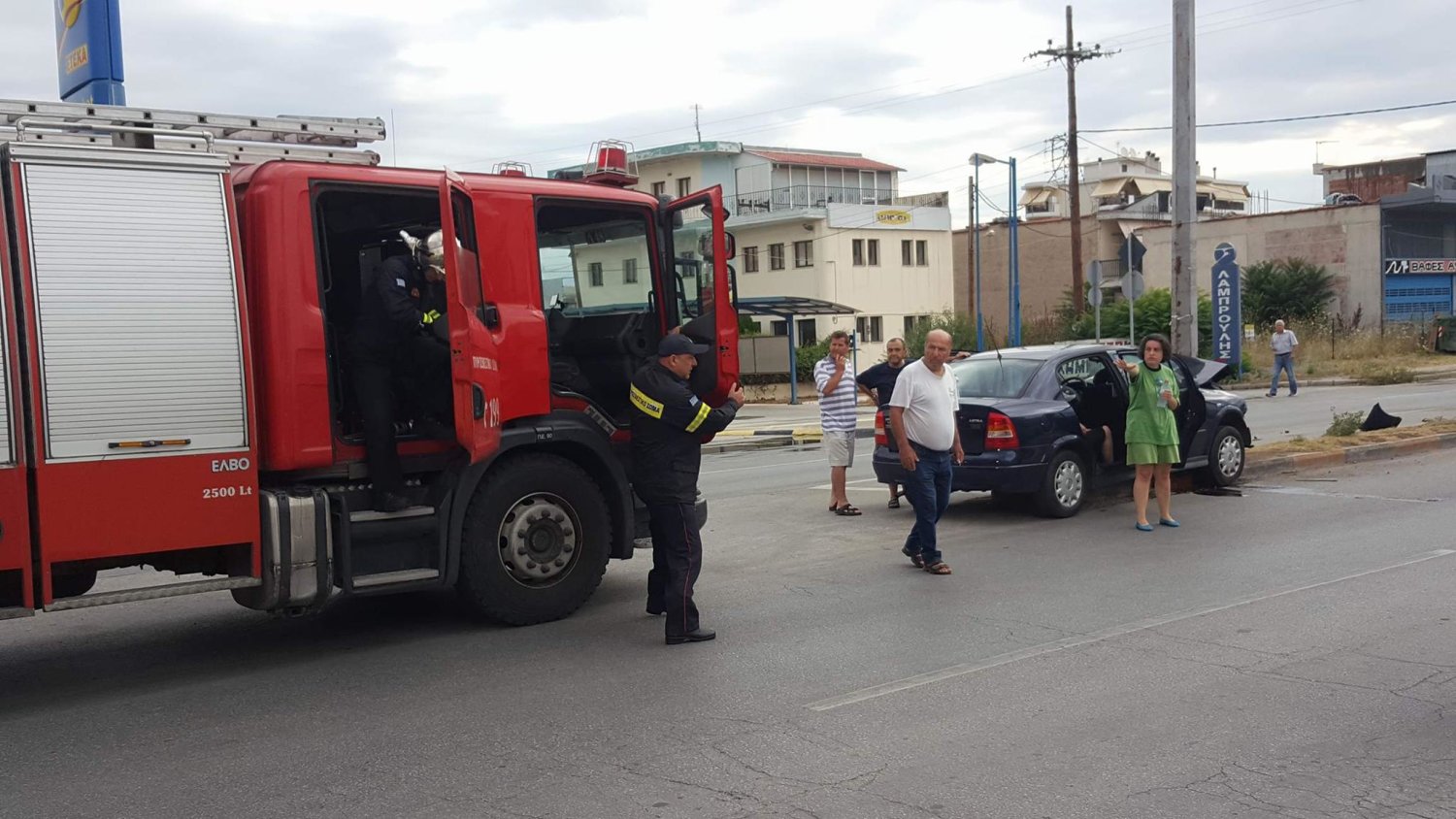 Αυτοκίνητο «καρφώθηκε» σε κολώνα στη Λάρισα (ΦΩΤΟ) - larissanet.gr