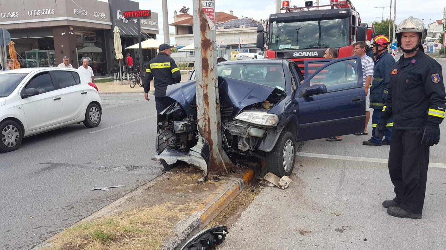 Αυτοκίνητο «καρφώθηκε» σε κολώνα στη Λάρισα (ΦΩΤΟ) - larissanet.gr