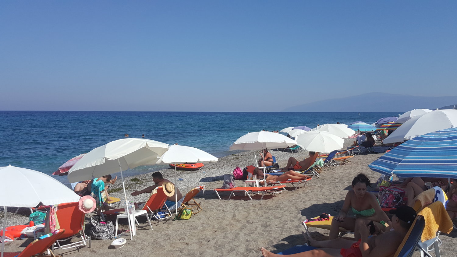 «Πλημμύρισαν» τα παράλια οι Λαρισαίοι (ΦΩΤΟ) - larissanet.gr