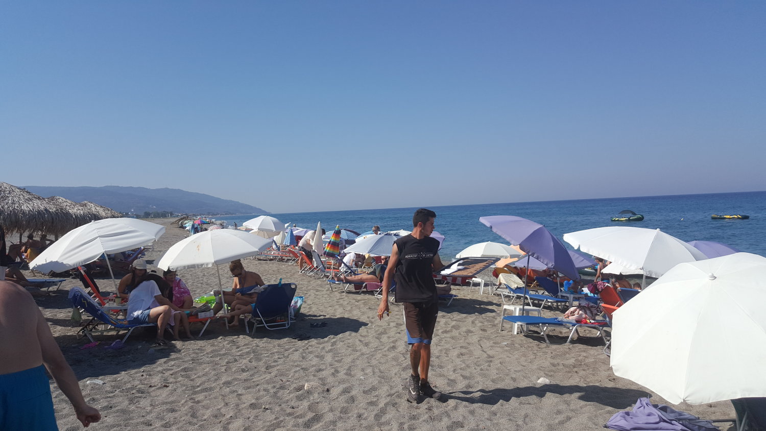 «Πλημμύρισαν» τα παράλια οι Λαρισαίοι (ΦΩΤΟ) - larissanet.gr