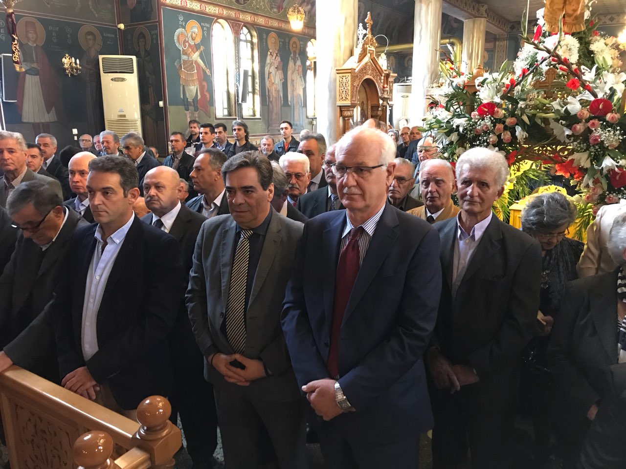 Λάρισα: Πλήθος πιστών στον Ι.Ν. Αγίου Δημητρίου (φωτο) - larissanet.gr