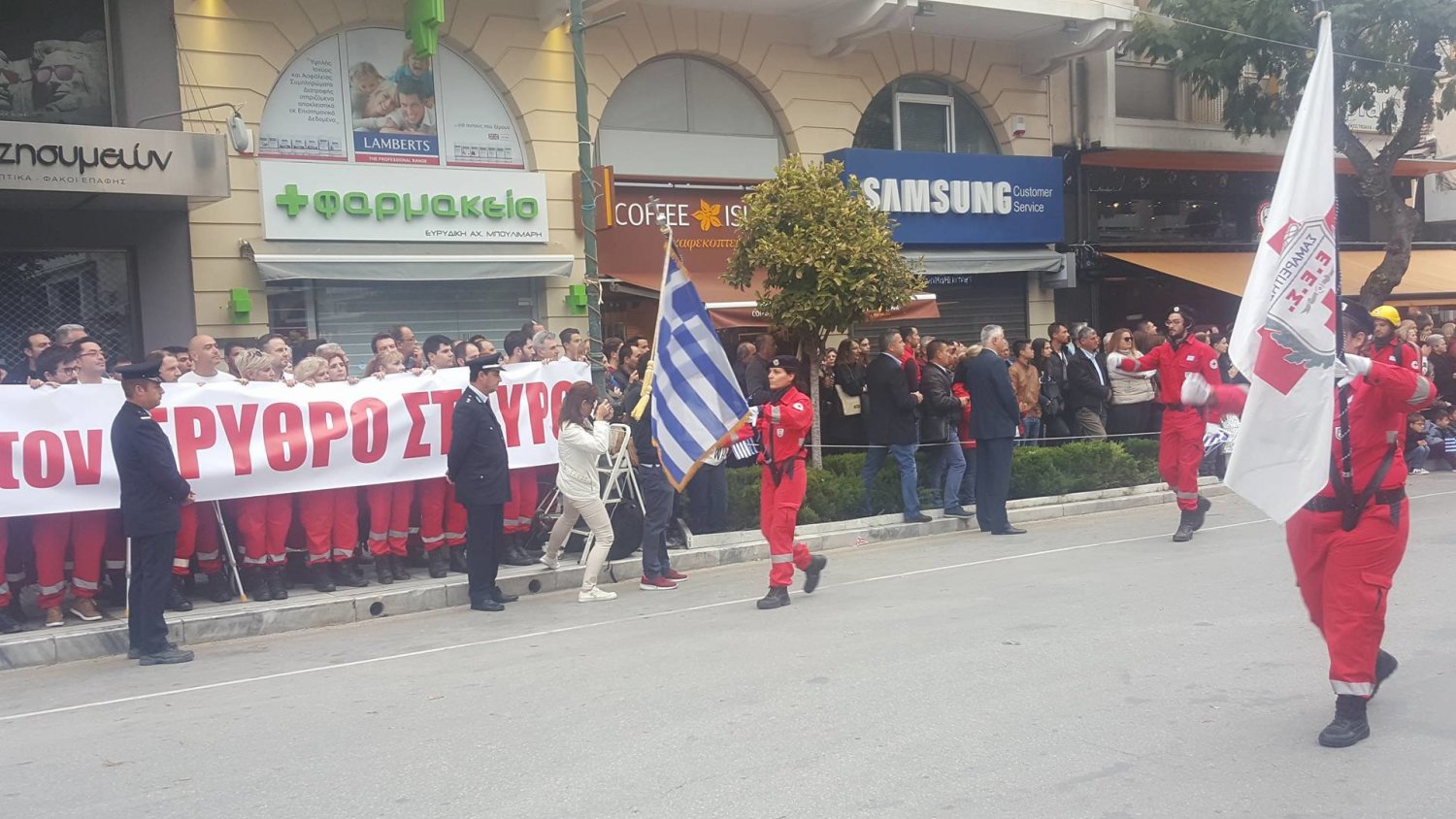 Λάρισα: Σήκωσαν πανό για τον Ερυθρό Σταυρό (ΦΩΤΟ) - larissanet.gr