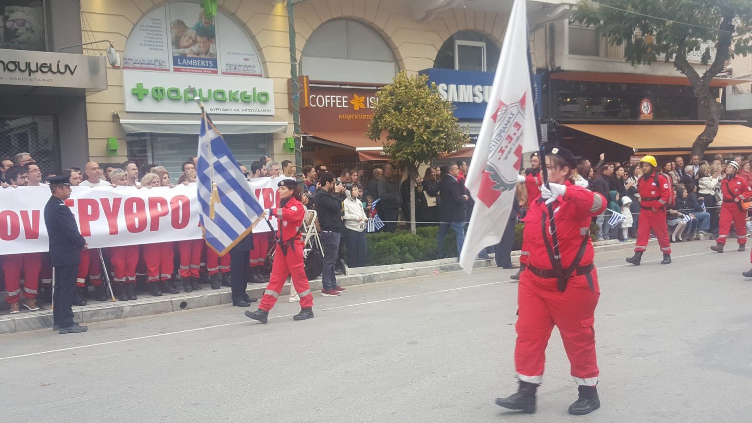 Λάρισα: Σήκωσαν πανό για τον Ερυθρό Σταυρό (ΦΩΤΟ) - larissanet.gr