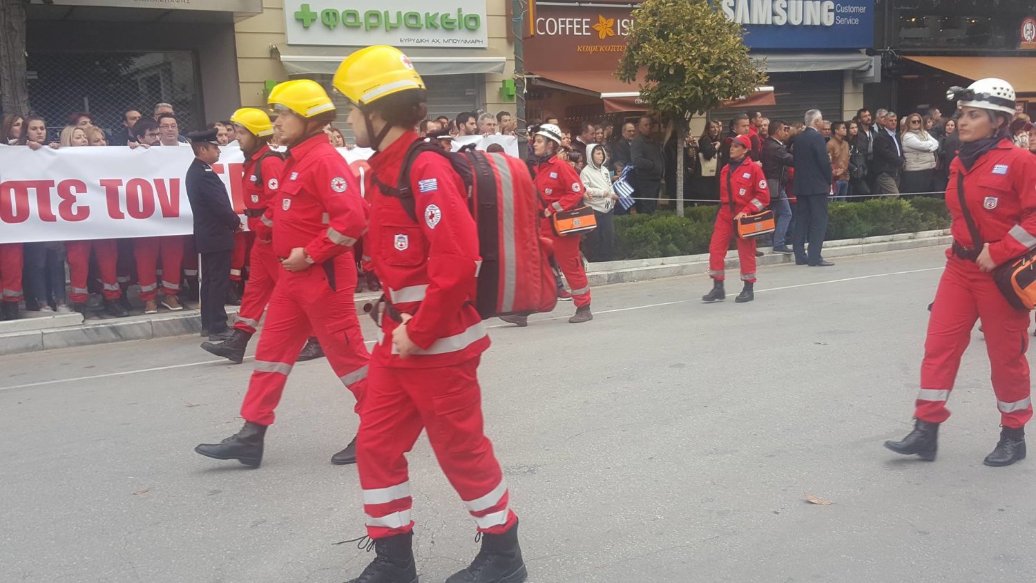 Λάρισα: Σήκωσαν πανό για τον Ερυθρό Σταυρό (ΦΩΤΟ) - larissanet.gr