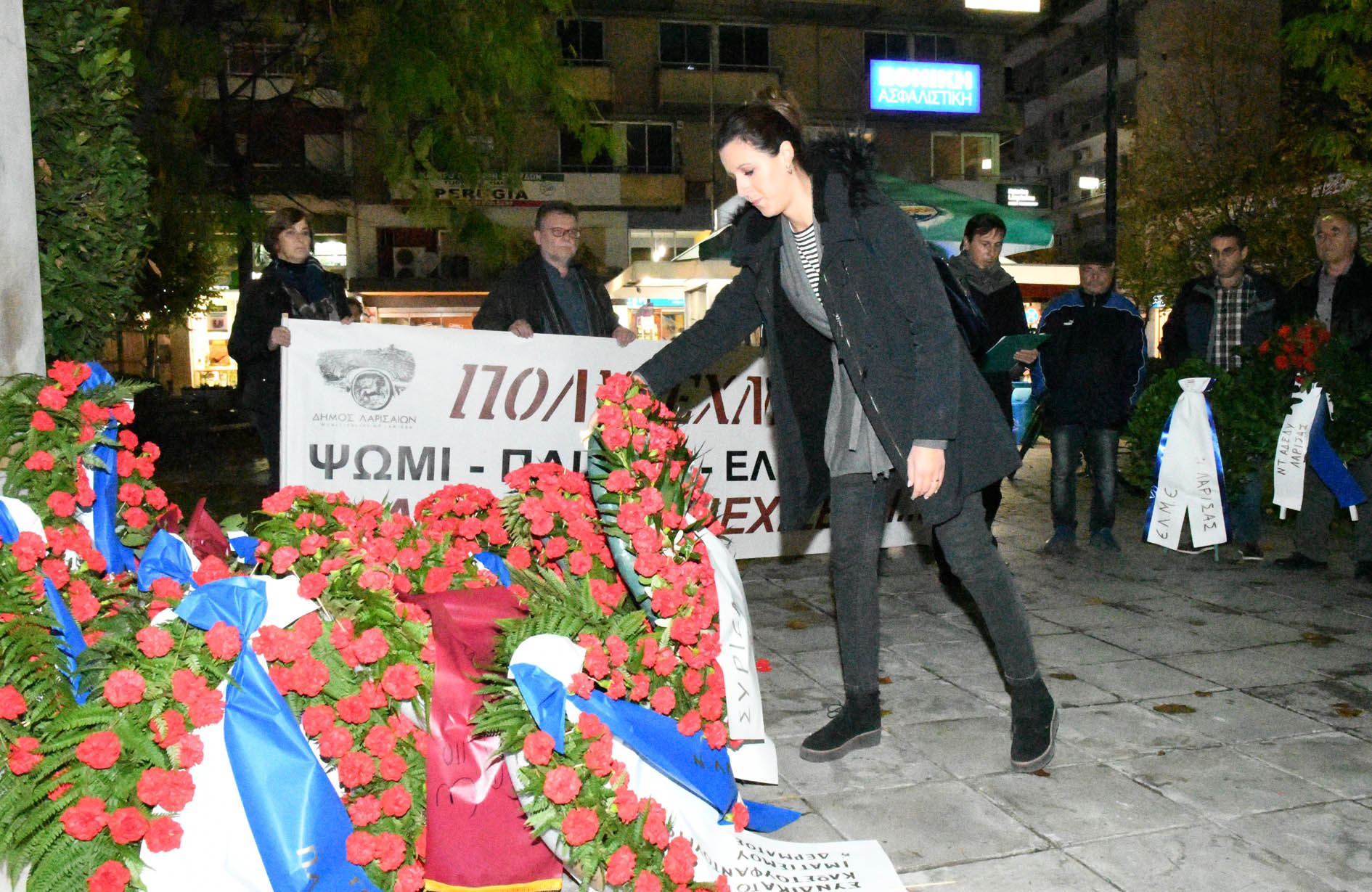 Εικόνες από την εκδήλωση στην Κεντρική Πλατεία για την 17η Νοεμβρίου ...