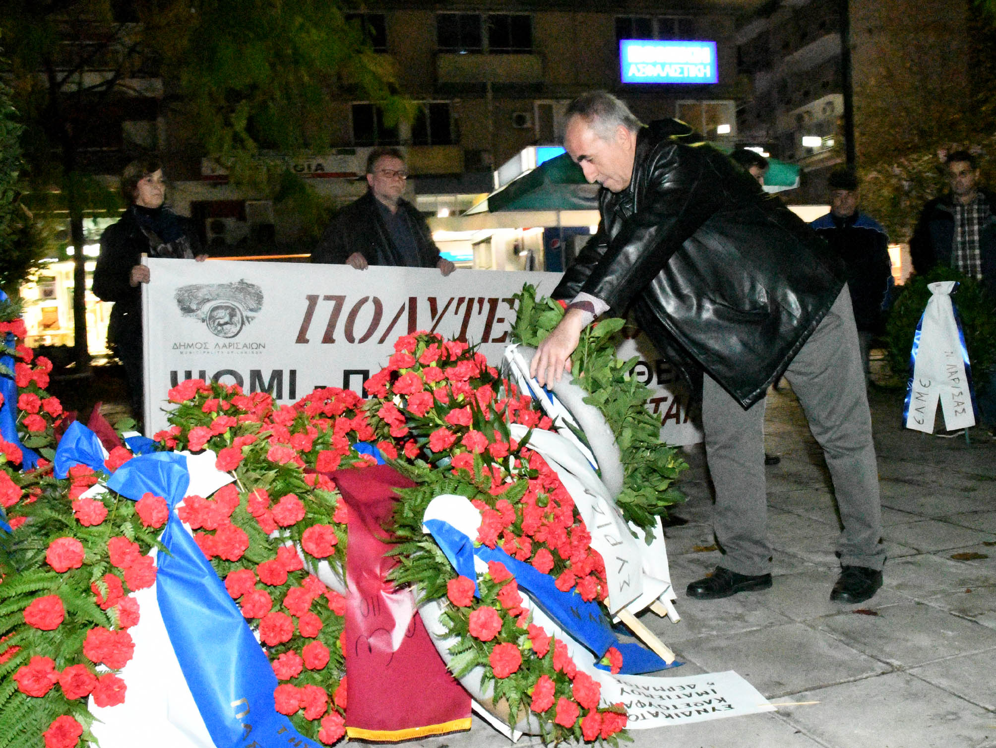 Εικόνες από την εκδήλωση στην Κεντρική Πλατεία για την 17η Νοεμβρίου ...