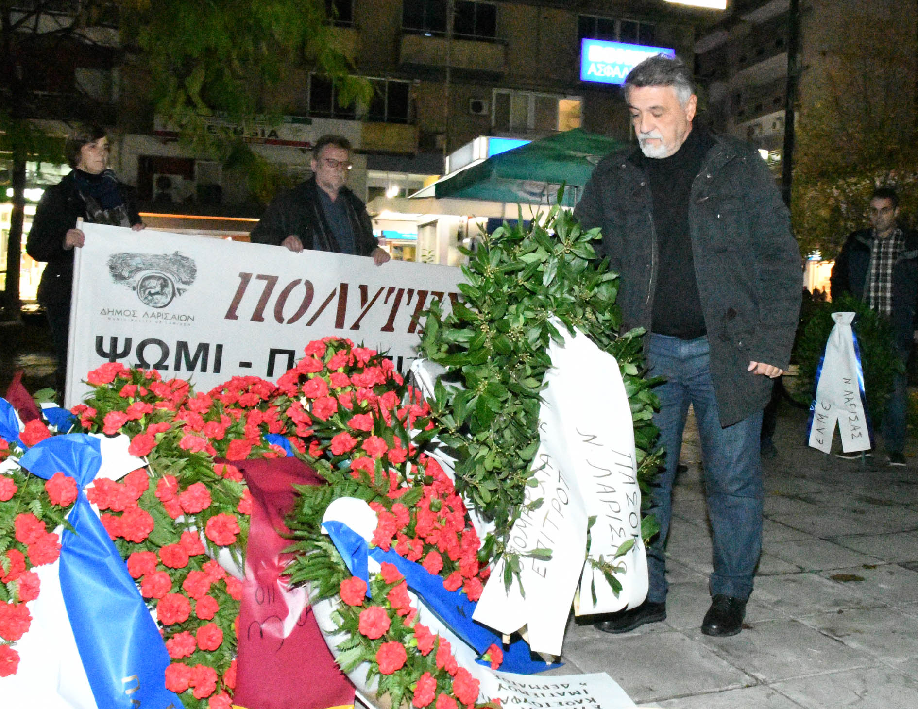 Εικόνες από την εκδήλωση στην Κεντρική Πλατεία για την 17η Νοεμβρίου ...