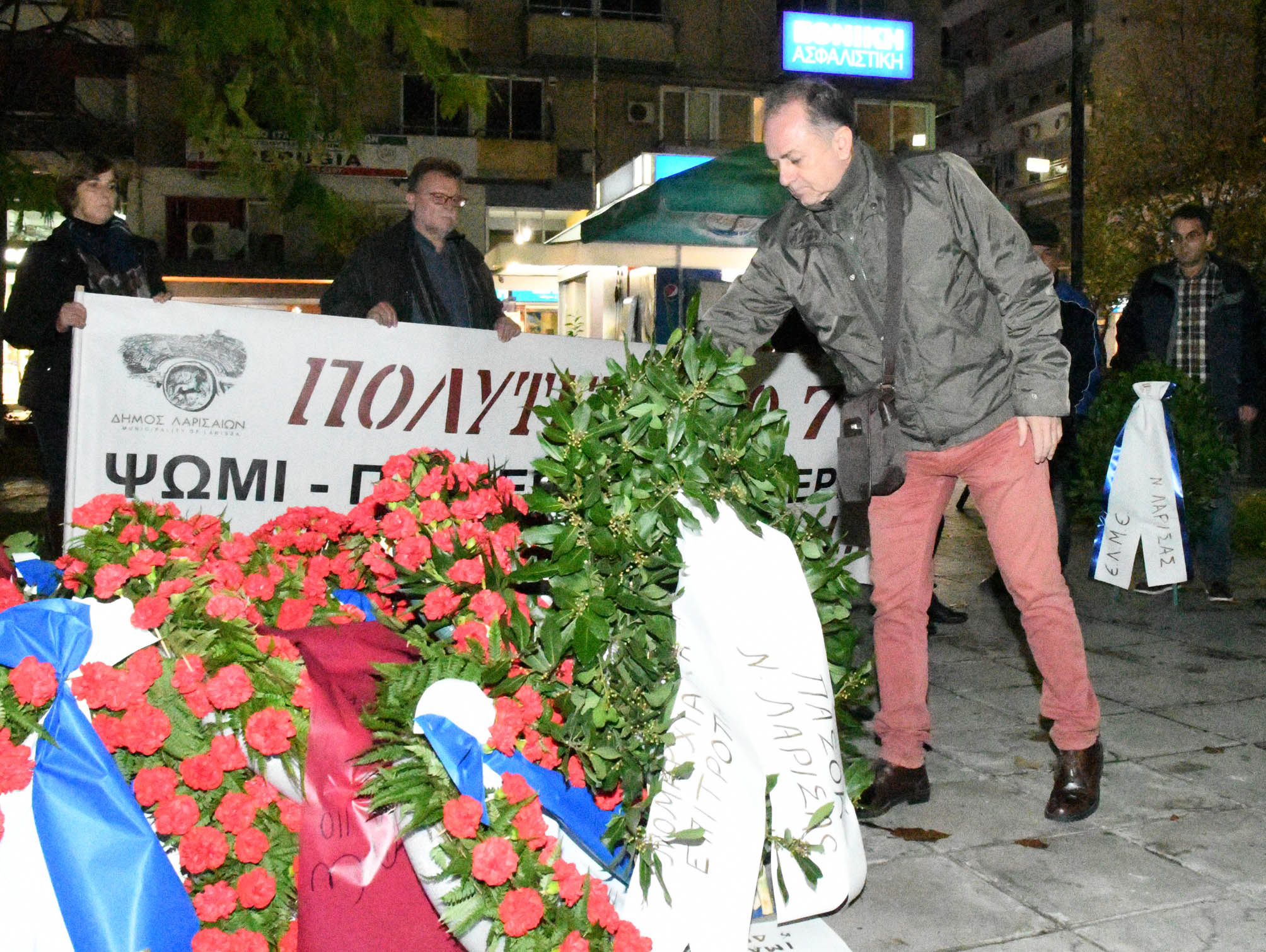 Εικόνες από την εκδήλωση στην Κεντρική Πλατεία για την 17η Νοεμβρίου ...
