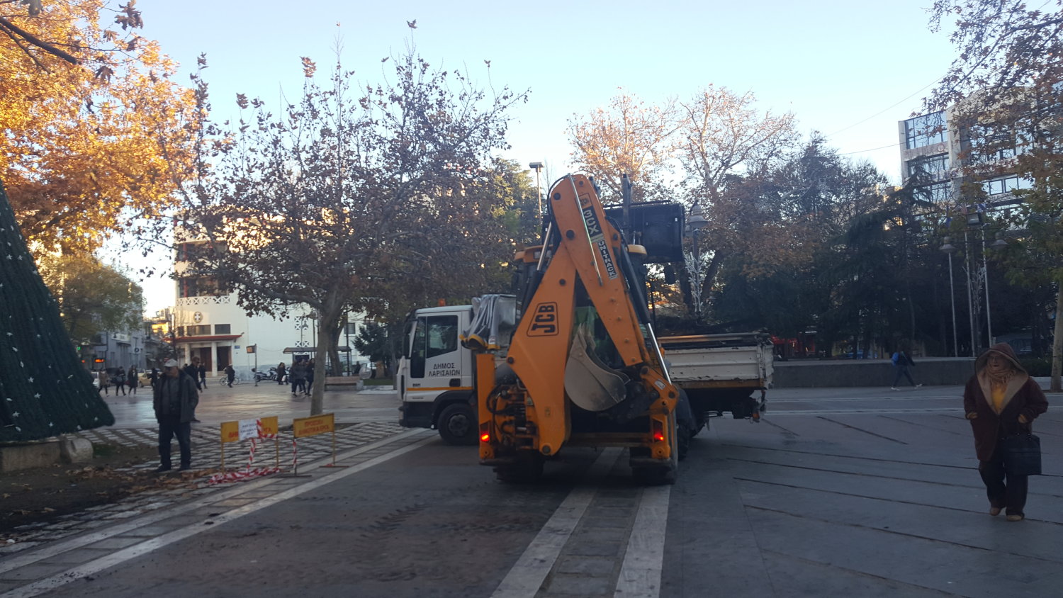 Λάρισα: «Σήκωσαν» τα αποκαΐδια της φάτνης (φωτο) - larissanet.gr