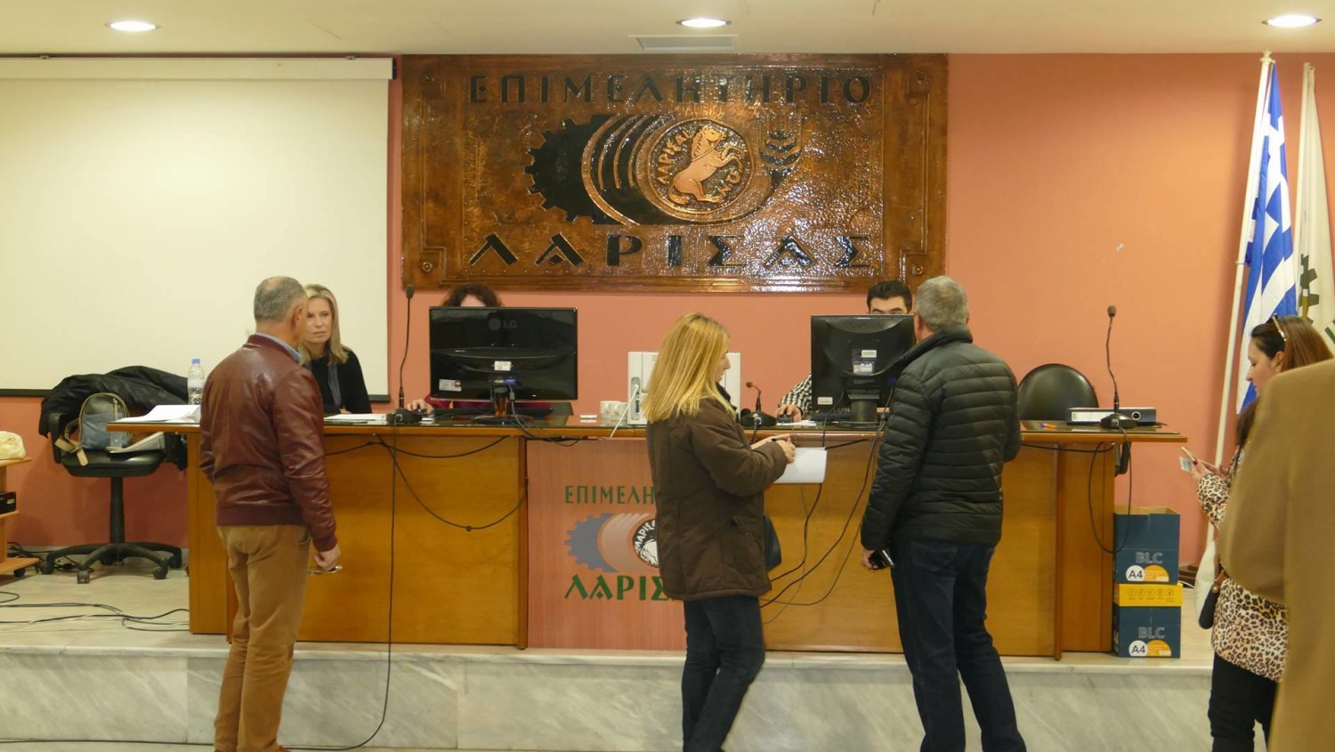 «Πυκνώνει» η κίνηση μέσα και έξω από το Επιμελητήριο Λάρισας (φωτο ...