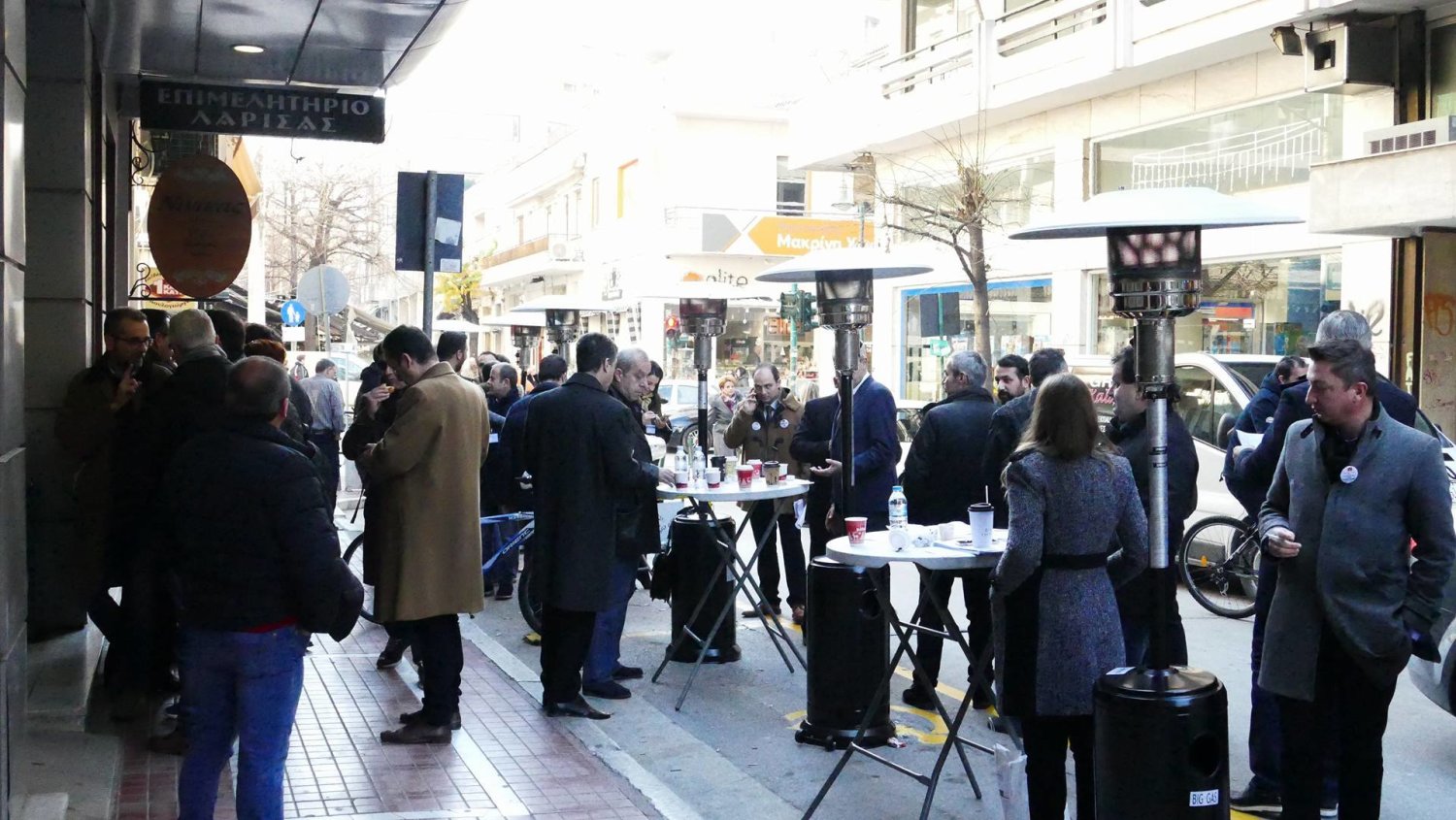«Πυκνώνει» η κίνηση μέσα και έξω από το Επιμελητήριο Λάρισας (φωτο ...