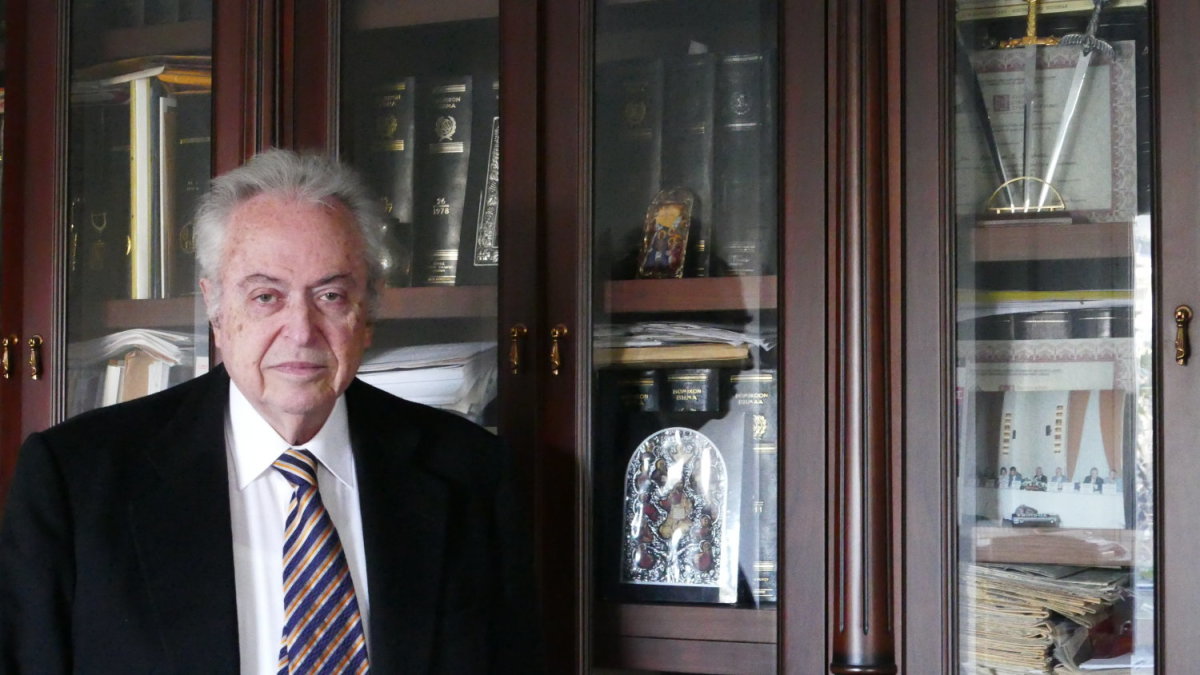 Λάρισα: «Έφυγε» ο συνταξιούχος συμβολαιογράφος Αθανάσιος Αλμπάνης ...