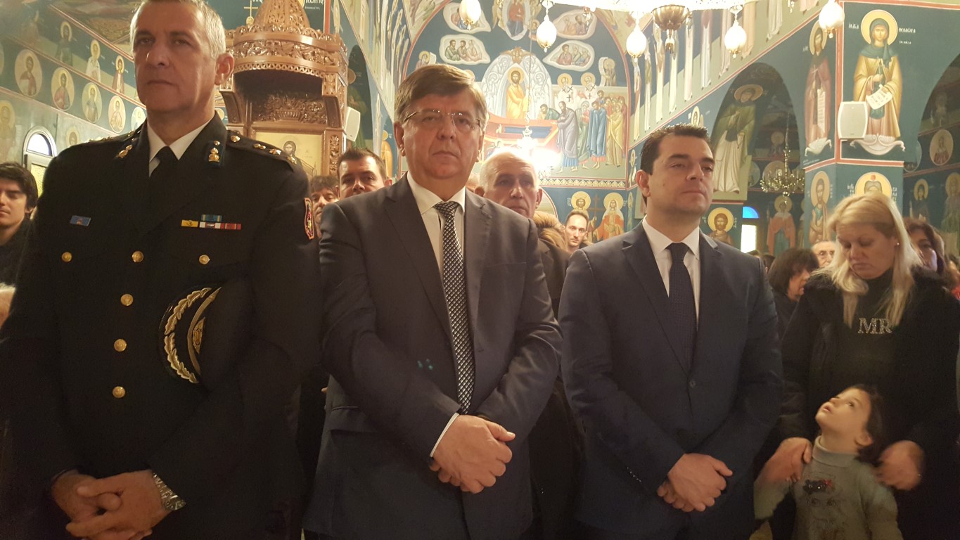 Πλήθος πιστών στη Μονή Αγίων Θεοδώρων, στη σκιά των Μετεώρων (φωτ ...