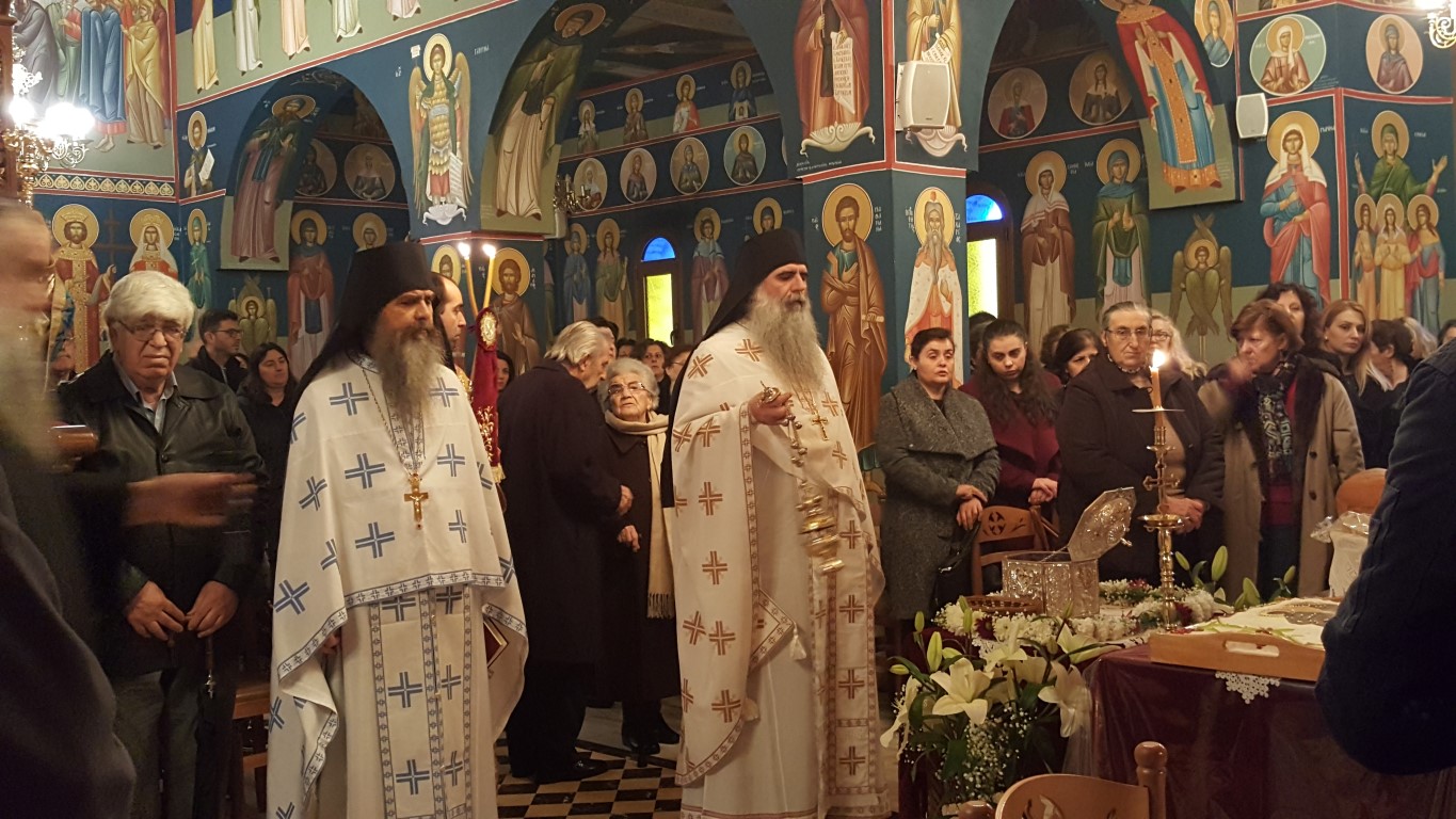 Πλήθος πιστών στη Μονή Αγίων Θεοδώρων, στη σκιά των Μετεώρων (φωτ ...