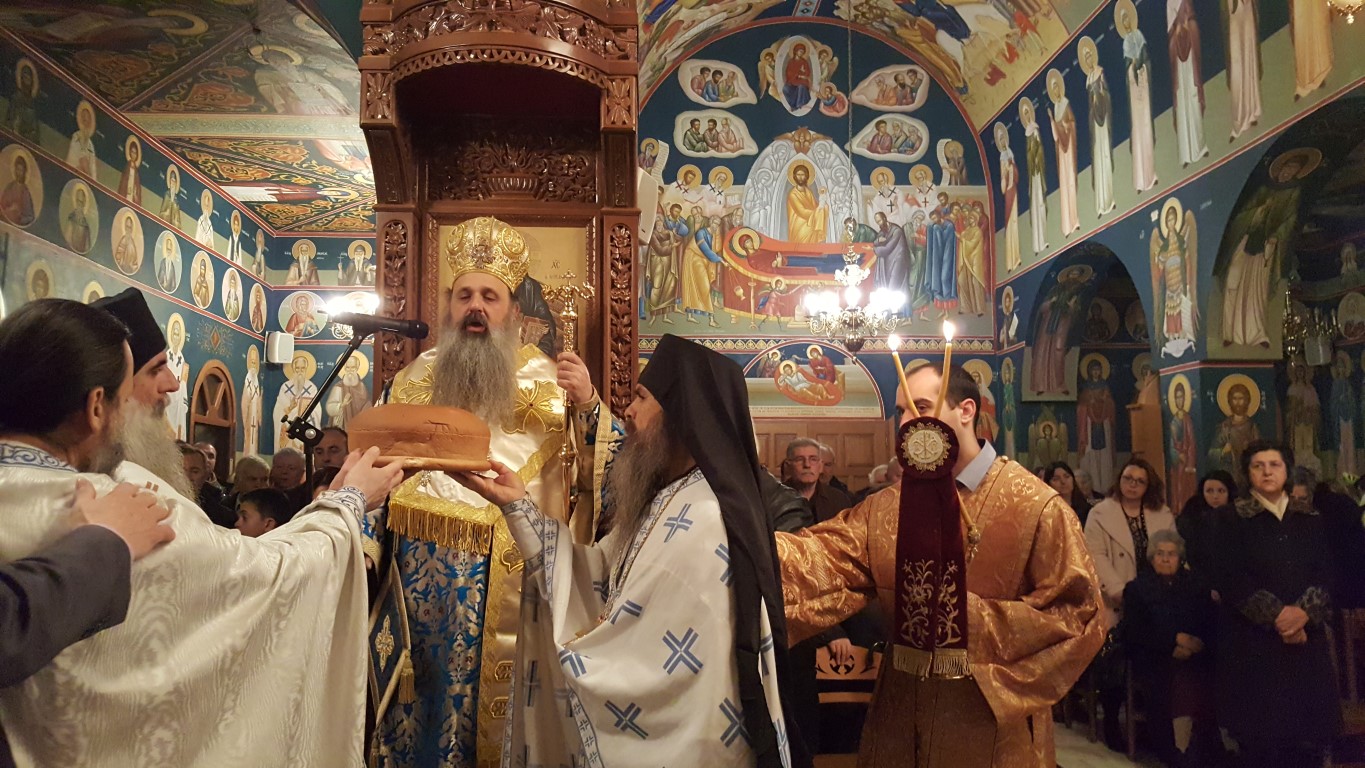 Πλήθος πιστών στη Μονή Αγίων Θεοδώρων, στη σκιά των Μετεώρων (φωτ ...