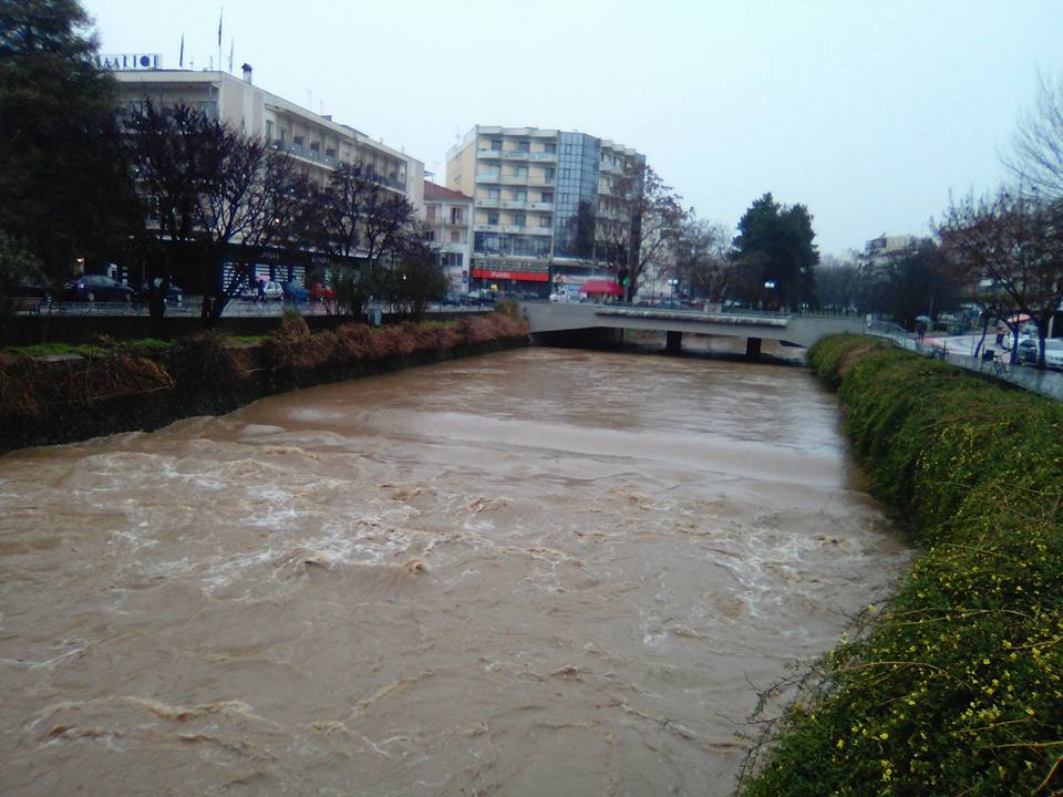 Εντυπωσιακές εικόνες από τον Ληθαίο μέσα στα Τρίκαλα (φωτ.) - larissanet.gr