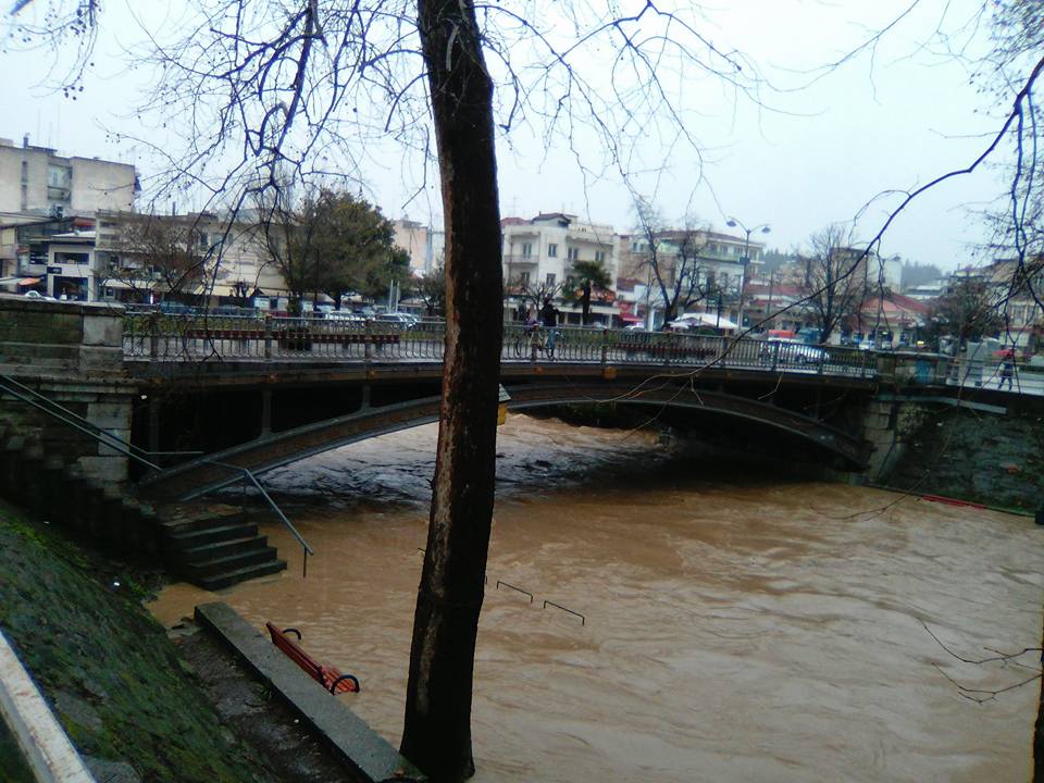 Εντυπωσιακές εικόνες από τον Ληθαίο μέσα στα Τρίκαλα (φωτ.) - larissanet.gr