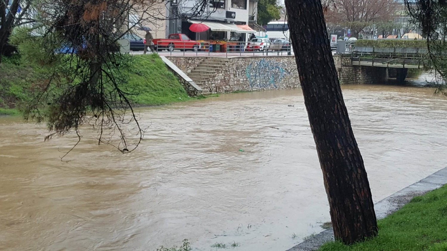 Εντυπωσιακές εικόνες από τον Ληθαίο μέσα στα Τρίκαλα (φωτ.) - larissanet.gr
