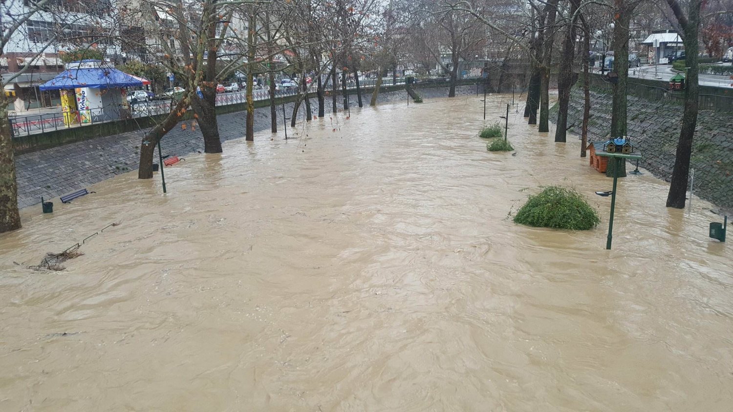 Εντυπωσιακές εικόνες από τον Ληθαίο μέσα στα Τρίκαλα (φωτ.) - larissanet.gr