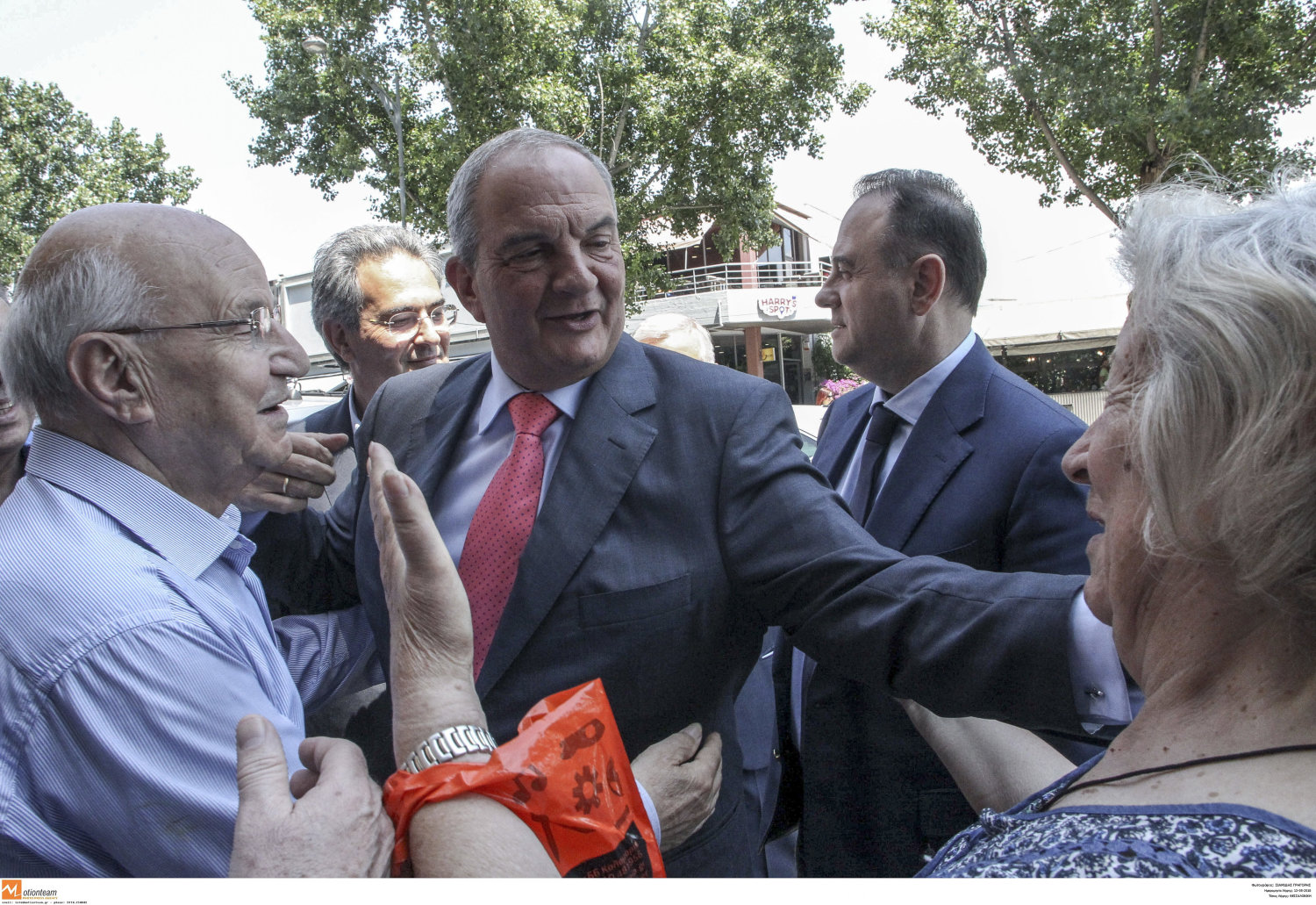 Ψήφισε ο Κώστας Καραμανλής στις εσωκομματικές εκλογές της ΝΔ (φωτ ...