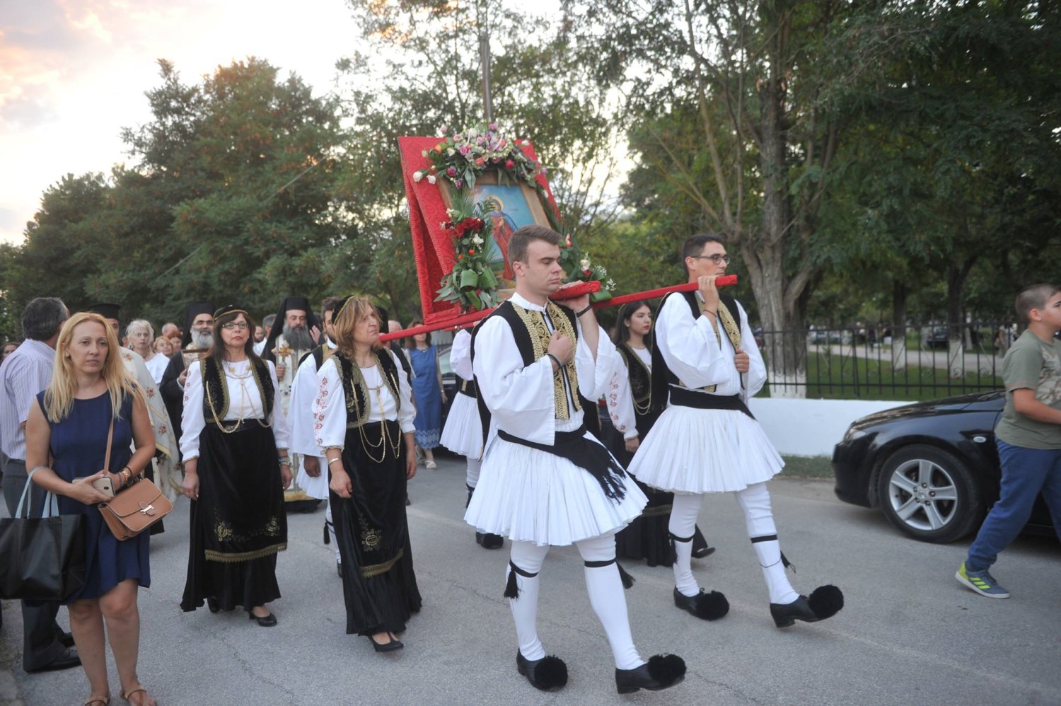 Πλήθος κόσμου στην Αγία Μαρίνα στη Λάρισα (φωτ.) - larissanet.gr
