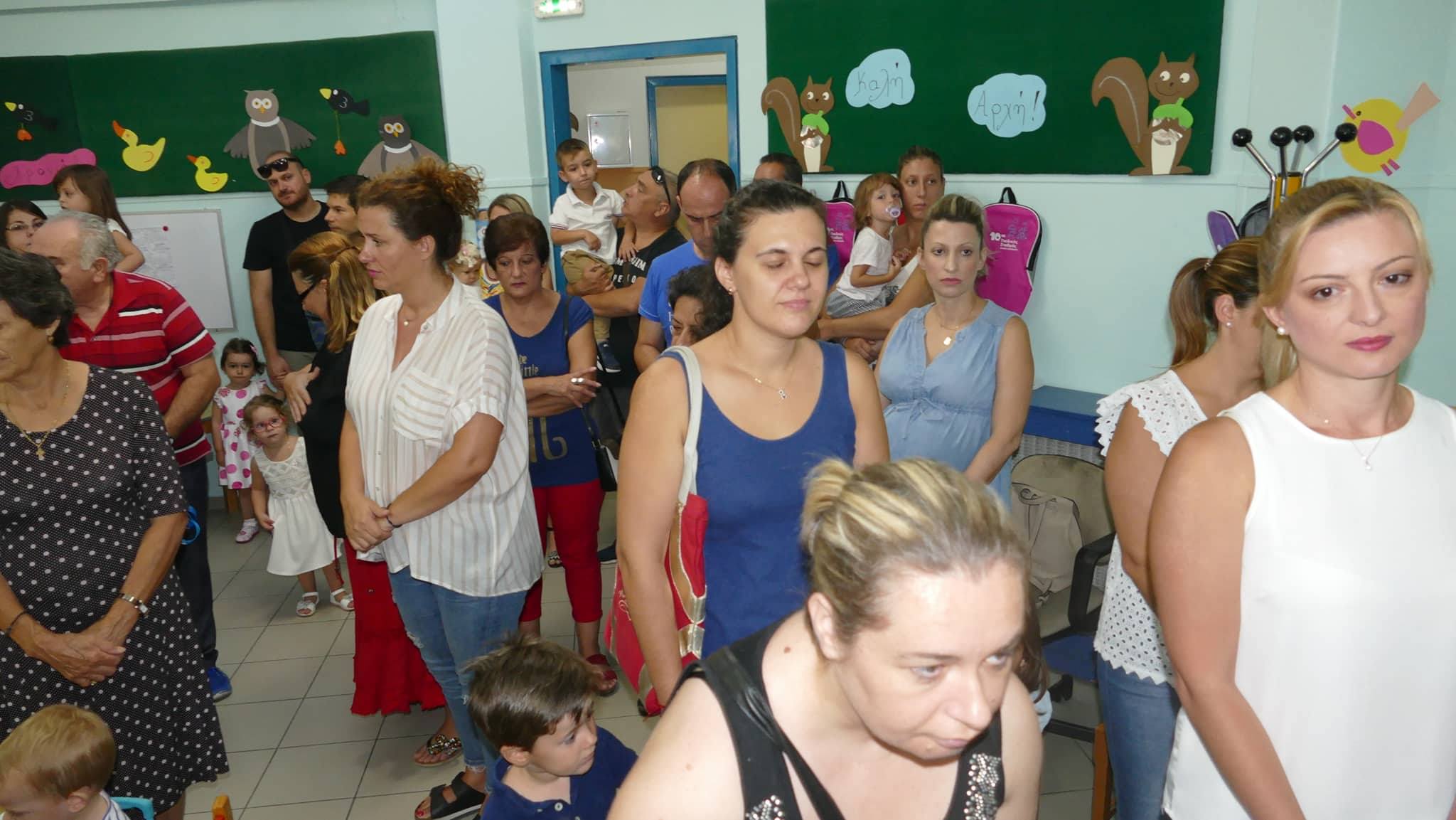 «Επίσημη» πρώτη στους Παιδ. Σταθμούς (φωτ. + βίντεο) - larissanet.gr