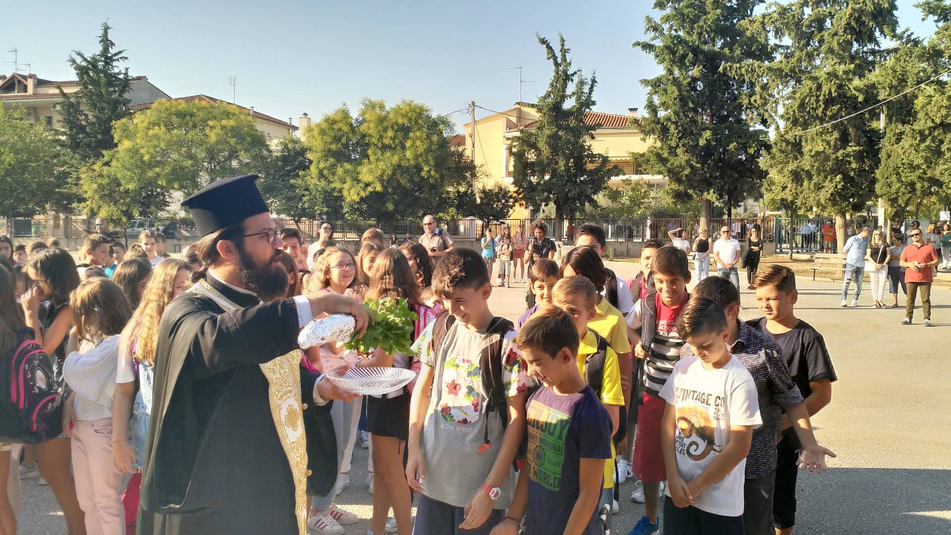«Πρώτο κουδούνι» για τους μαθητές στη Λάρισα (φωτ. + βίντεο ...