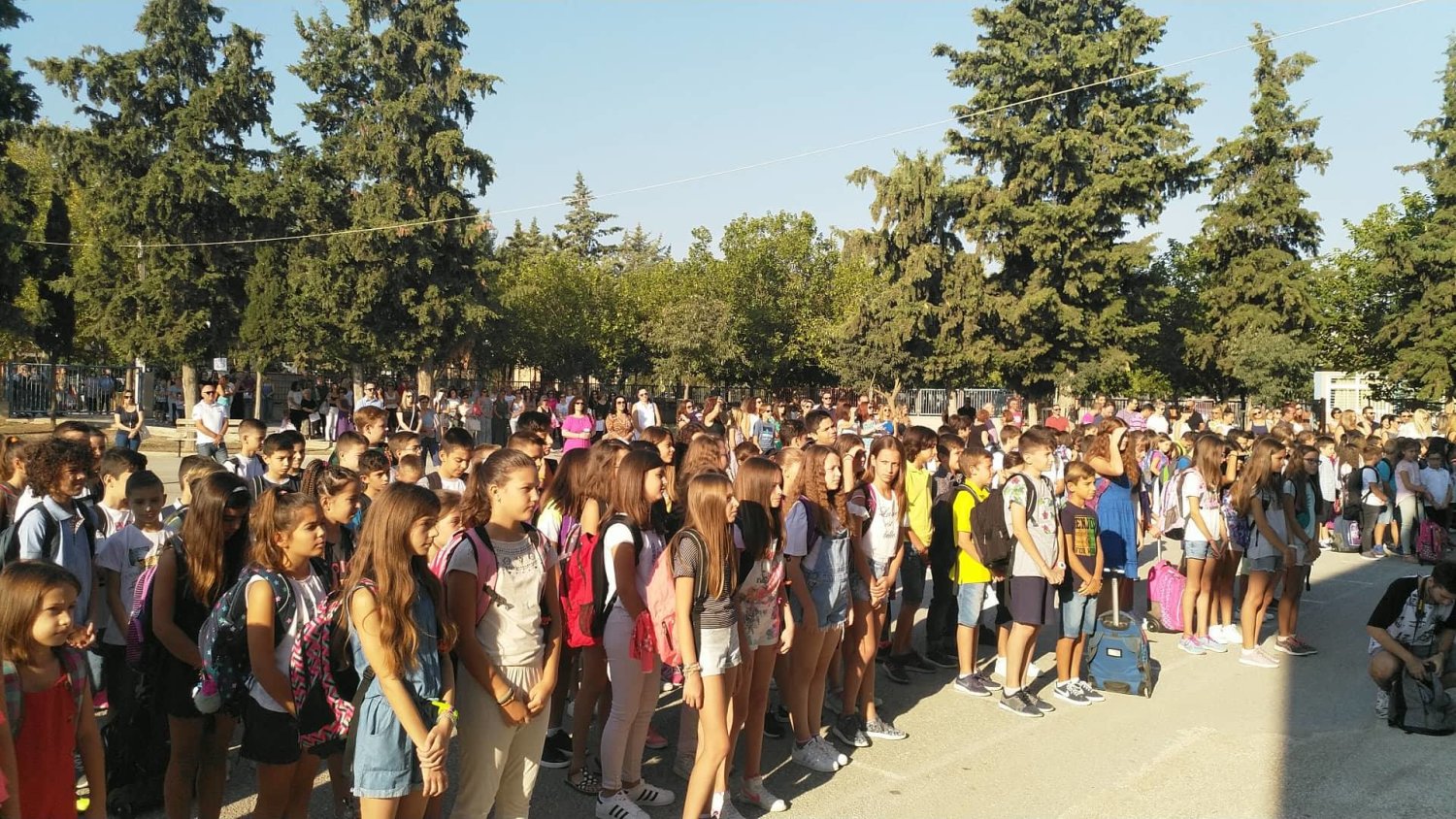 «Πρώτο κουδούνι» για τους μαθητές στη Λάρισα (φωτ. + βίντεο ...