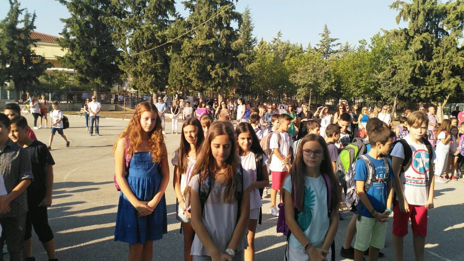 «Πρώτο κουδούνι» για τους μαθητές στη Λάρισα (φωτ. + βίντεο ...