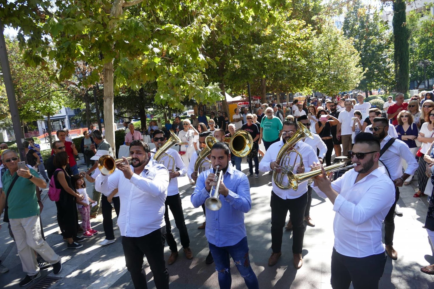 «Άναψε» το βαλκανικό γλέντι στο Κέντρο της Λάρισας (φωτ. + βίντεο ...