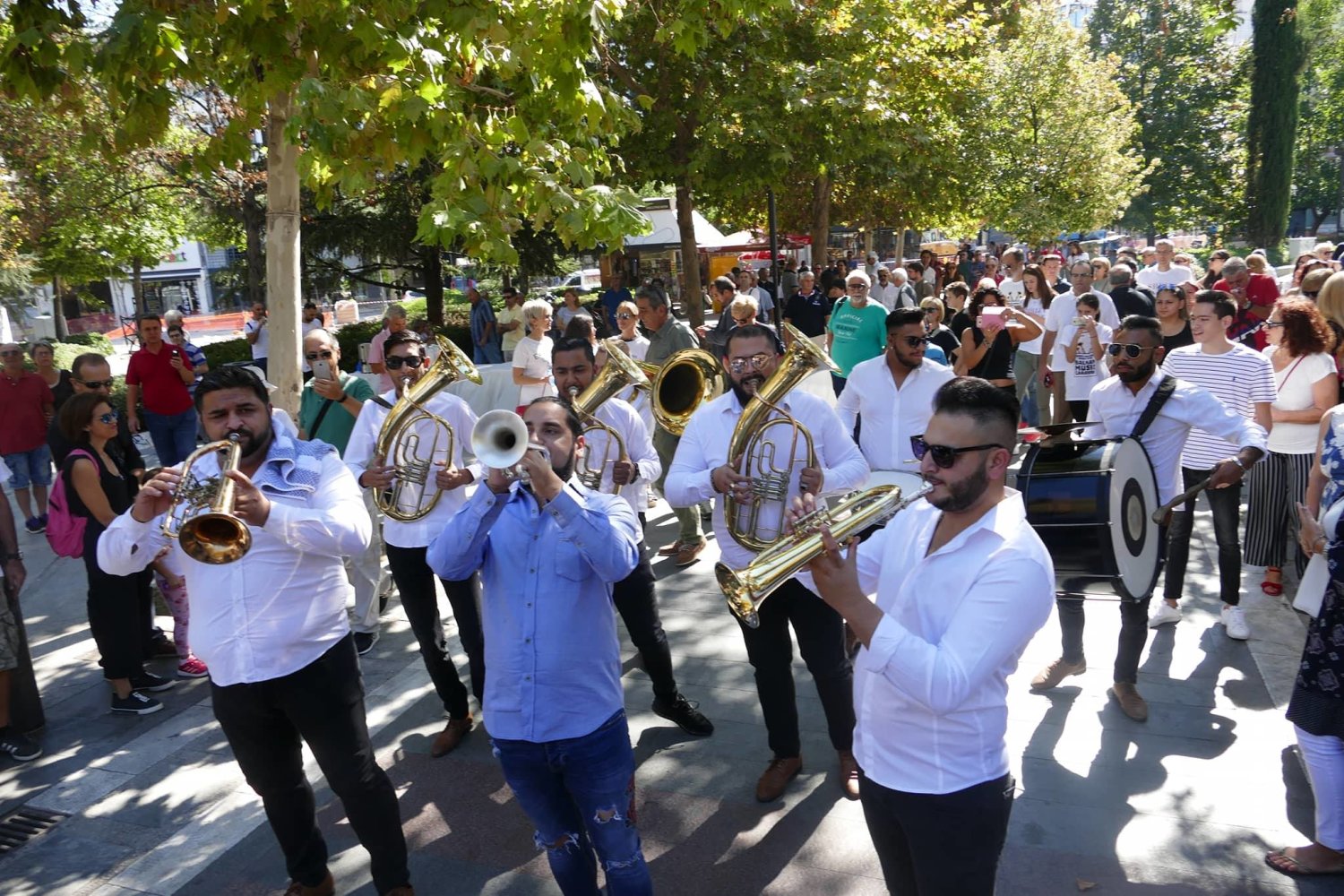«Άναψε» το βαλκανικό γλέντι στο Κέντρο της Λάρισας (φωτ. + βίντεο ...