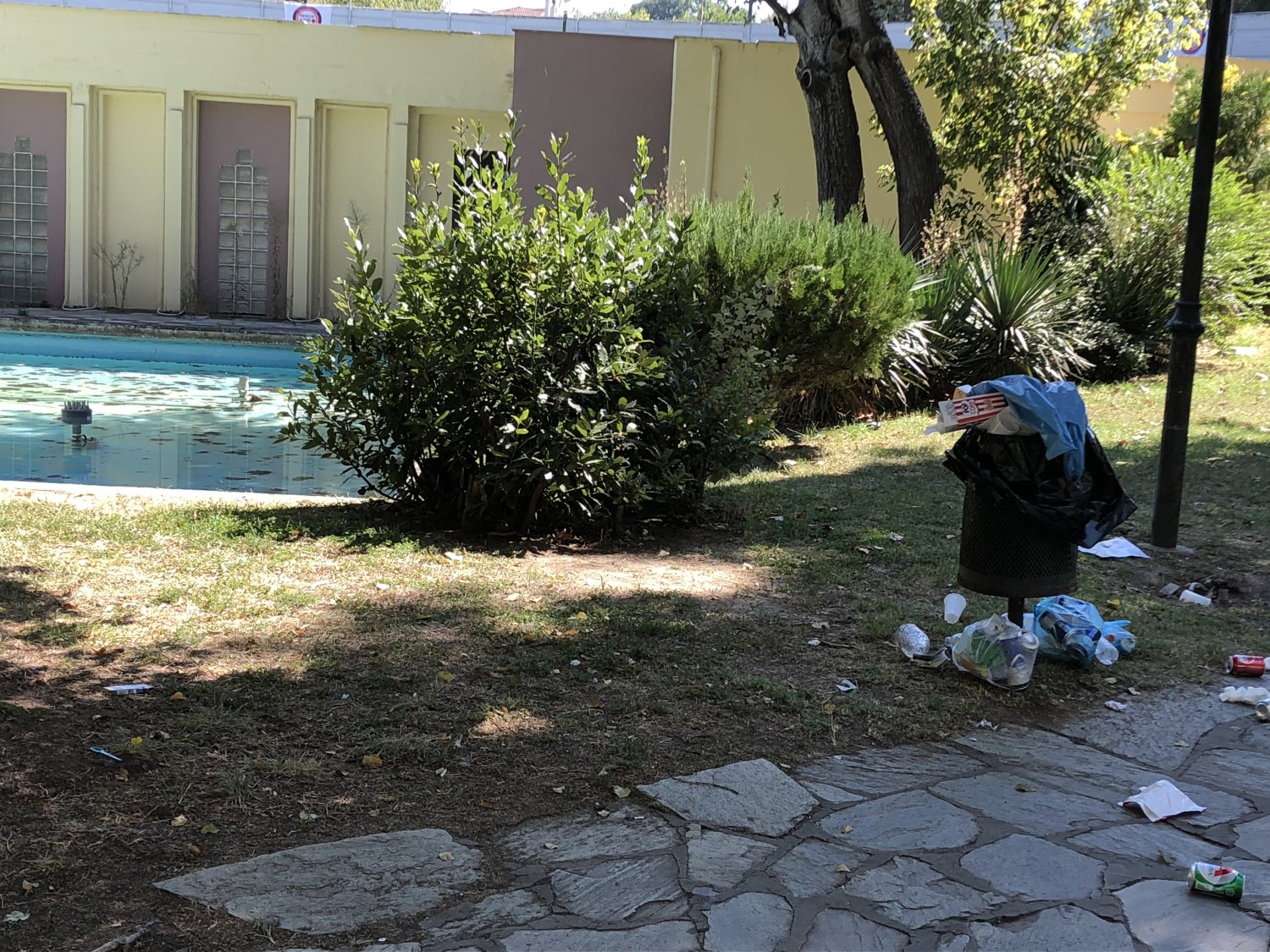 Σκουπίδια στο πάρκο του Αλκαζάρ (φωτ.) - larissanet.gr