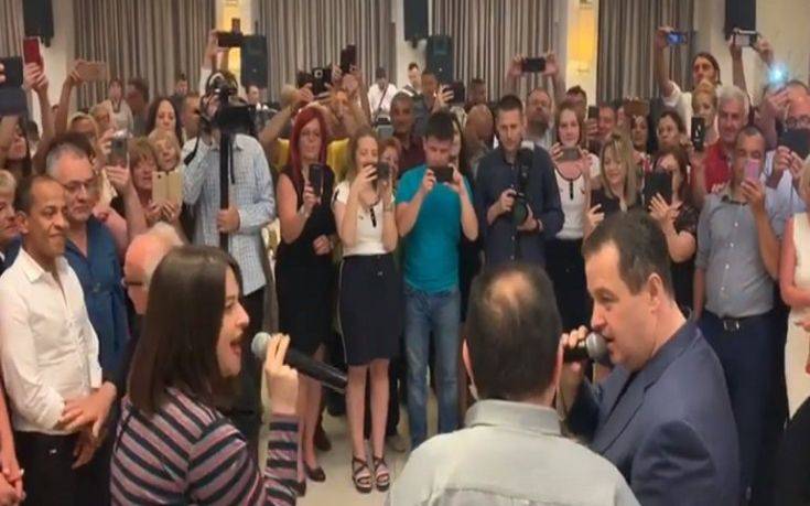 Ο Σέρβος υπουργός Εξωτερικών τραγουδά ελληνικό άσμα - larissanet.gr