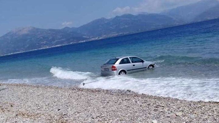 Αυτοκίνητο έκανε βουτιά στην... παραλία - larissanet.gr
