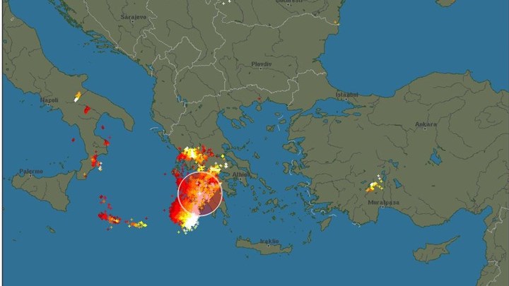 Δείτε πόσοι κεραυνοί πέφτουν στην Ελλάδα σε πραγματικό χρόνο ...