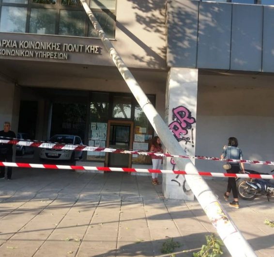Θεσσαλονίκη: IX «καρφώθηκε» σε κολόνα φωτισμού - Η κολόνα έπεσε σε ...