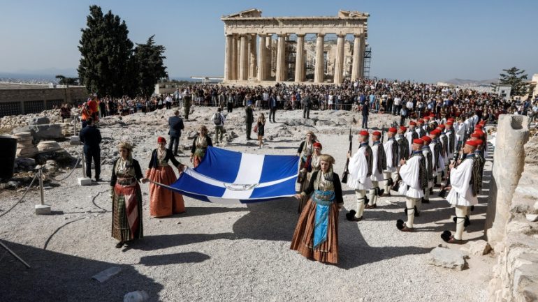 Έπαρση της σημαίας στην Ακρόπολη για τα 75 χρόνια από την απελευθέρωση ...