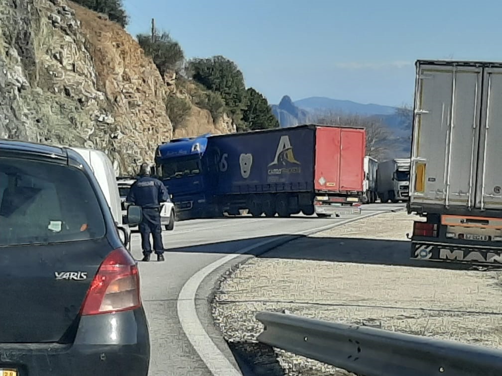 "Δίπλωσε" νταλίκα στην Καλαμπάκα - larissanet.gr