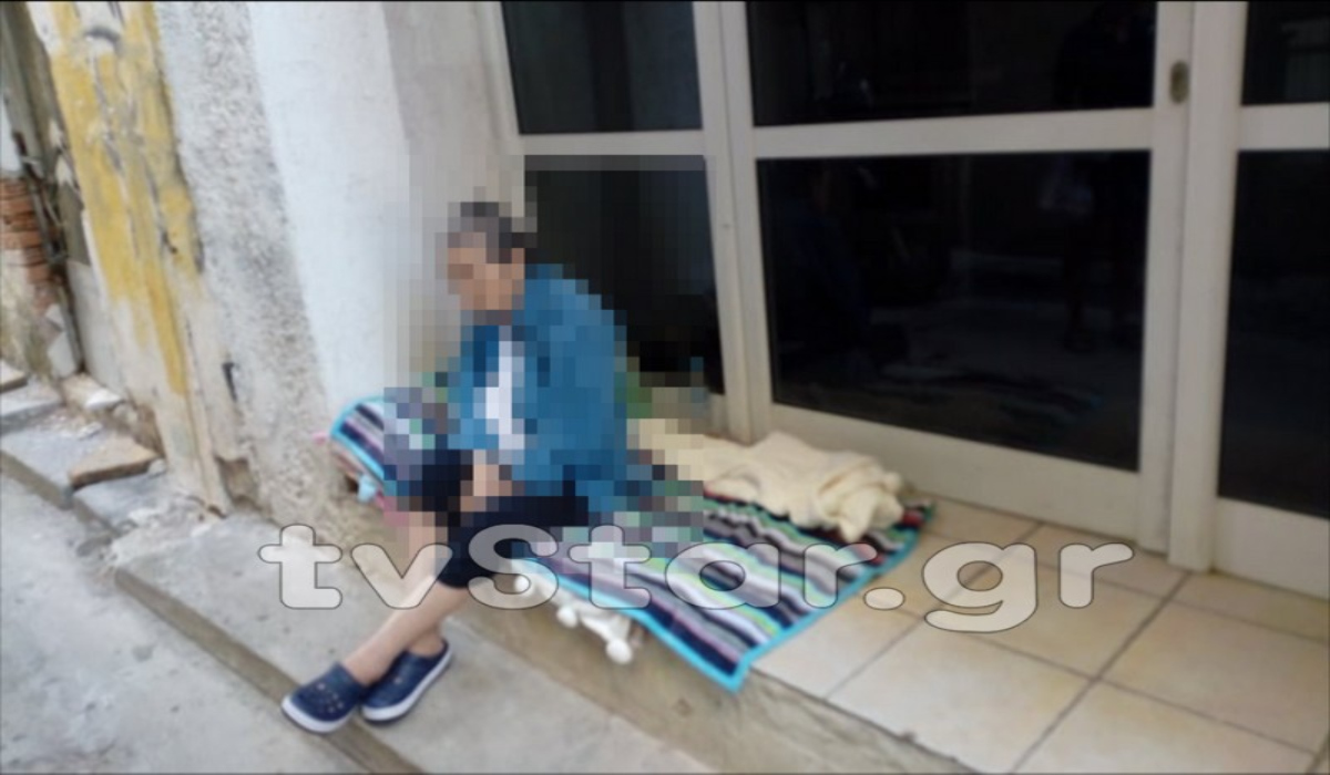 Στα 80της χρόνια έμεινε άστεγη-Βρήκε καταφύγιο στην είσοδο μιας ...