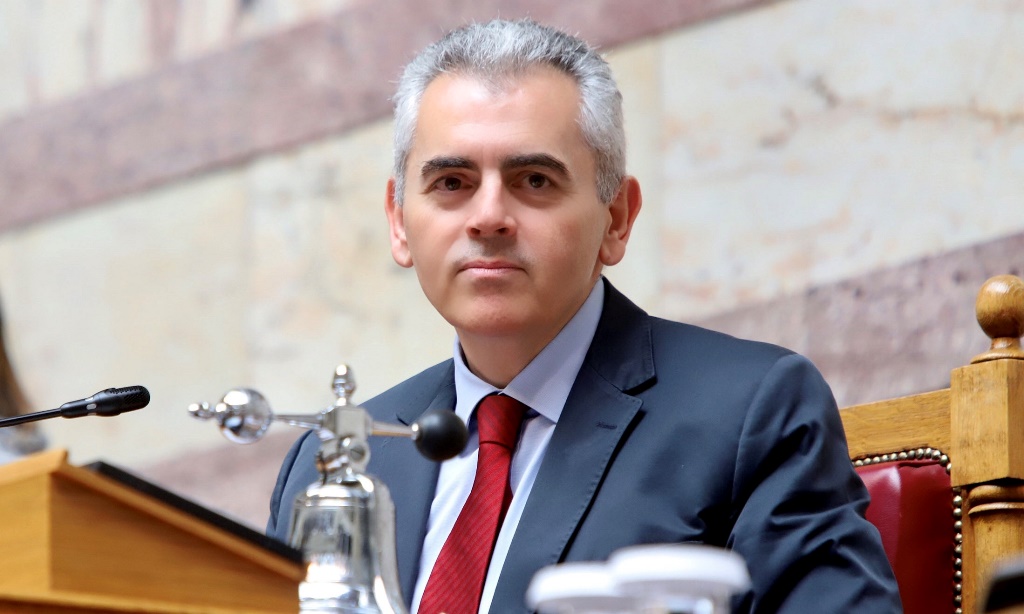 Ο Μάξιμος Χαρακόπουλος "αποχαιρετά" τον πεθερό του που έχασε την μάχη ...