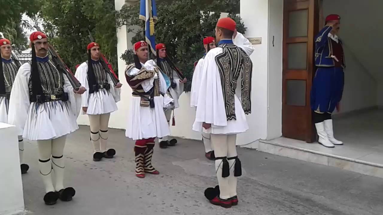 Οι ακοίμητοι φρουροί του Προεδρικού Μεγάρου και του μνημείου του ...