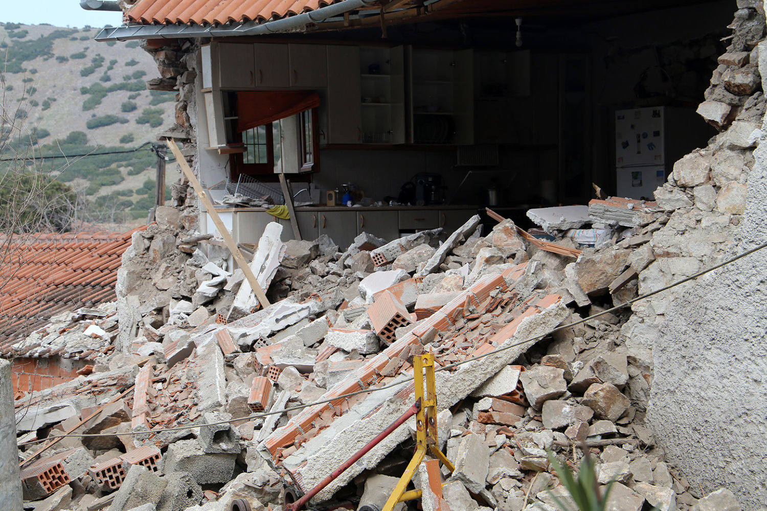 «Έτσι είναι η ζωή μας μετά τον καταστροφικό σεισμό των 6,3 ρίχτερ ...