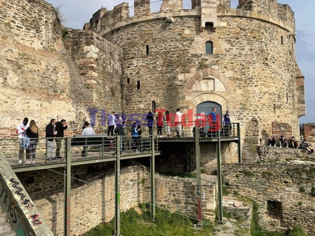 Θεσσαλονίκη: Έκαναν τα Κάστρα… μπουζούκια με χορούς και κλαρίνα (VIDEO ...