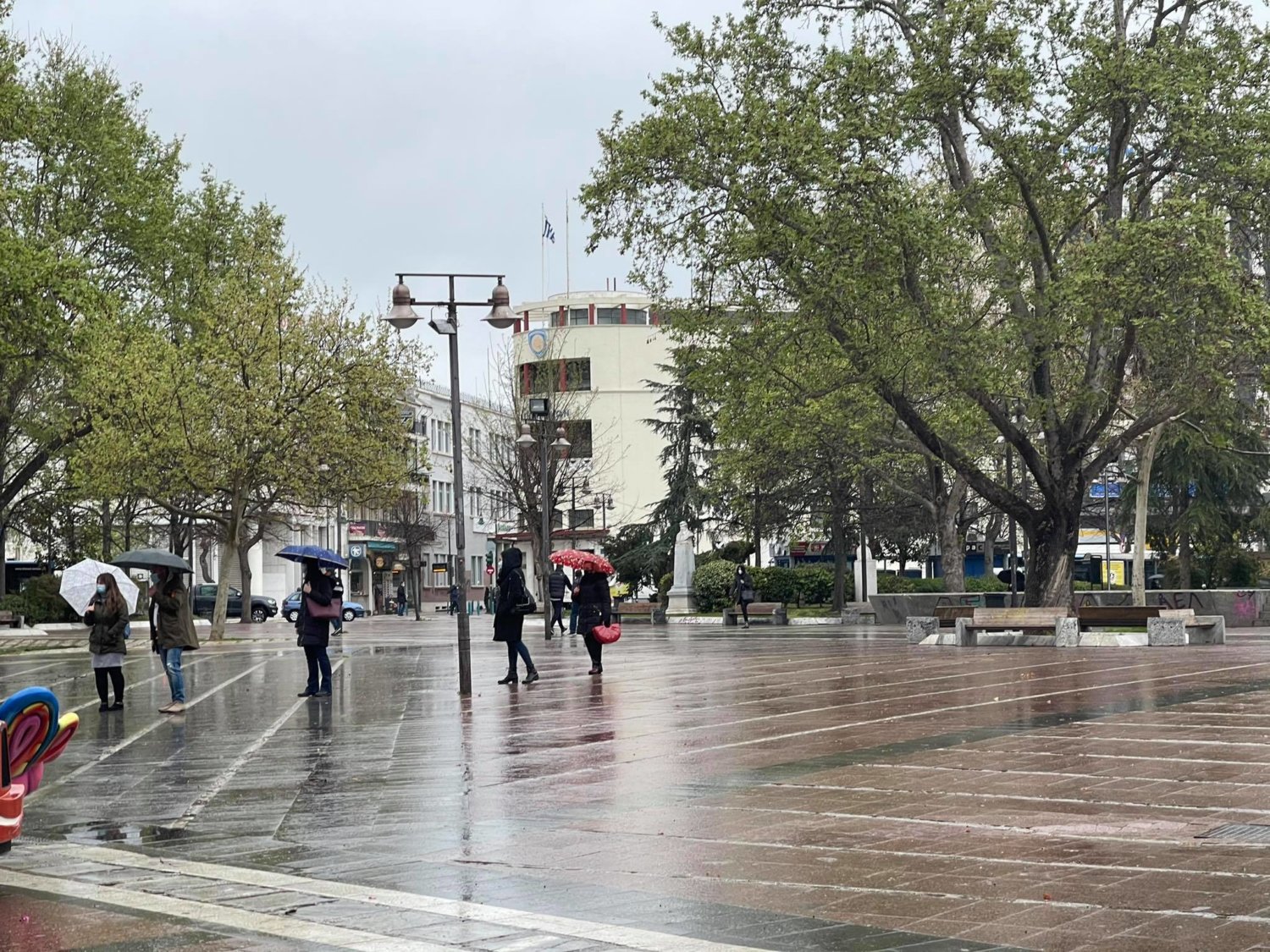 Για rapid test - και υπό βροχή - στην Κεντρική Πλατεία Λάρισας (φωτ ...